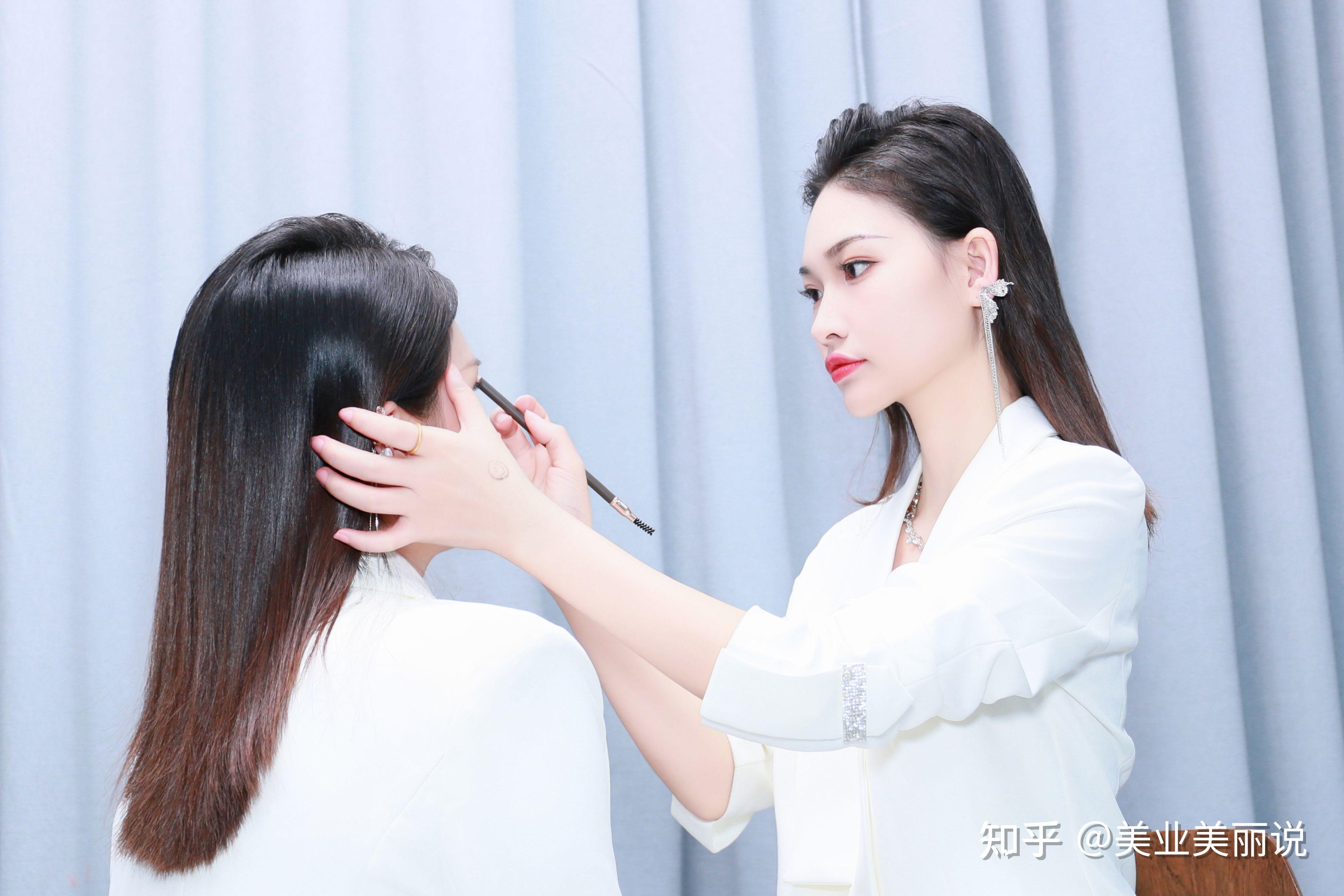 揭秘美容新风尚，探索纹绣名师廖敏的艺术之路——廖敏 - 知乎