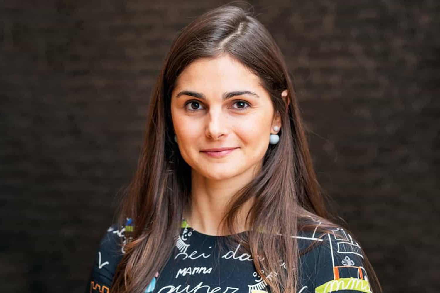 有哪些像陈良玲一样的美女拍卖师？ - 知乎