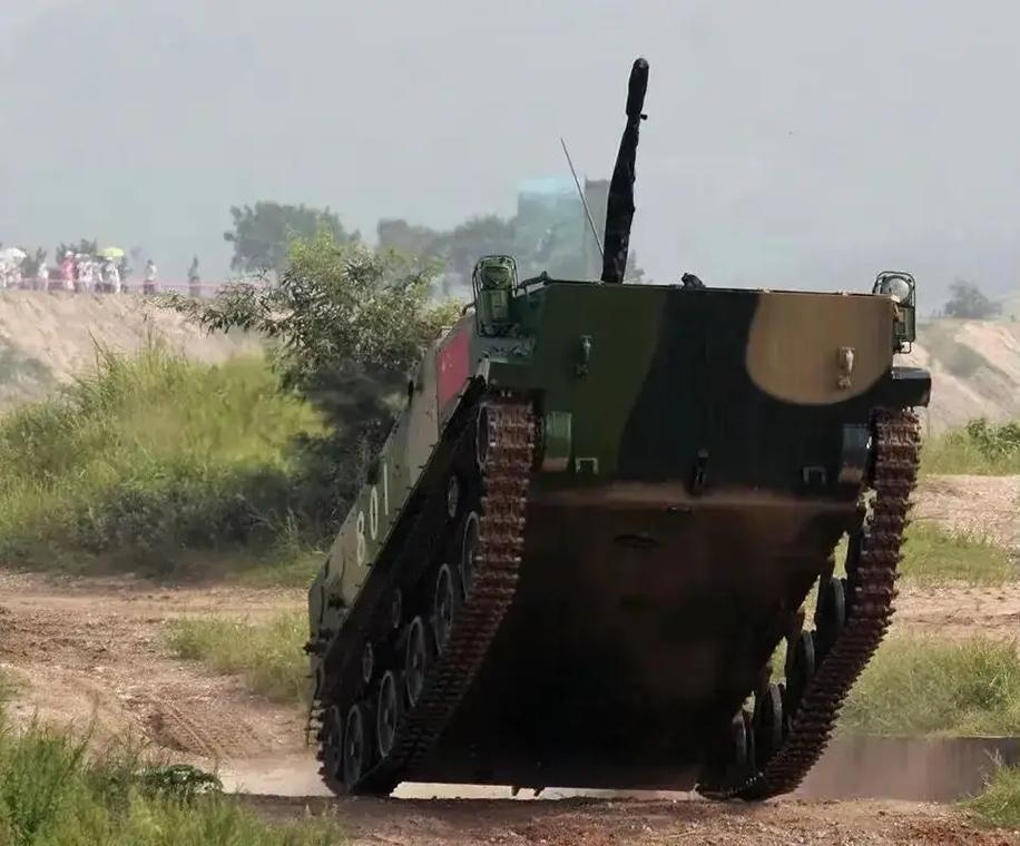 ZBD-03式伞兵战车：空中利刃，陆地先锋 - 知乎