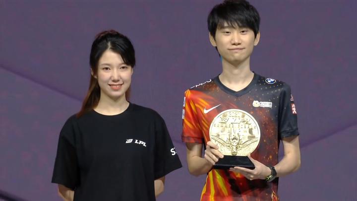 Doinb在线吐槽LPL官方！把FMVP奖杯给他了，还没有刻自己的名字 - 知乎