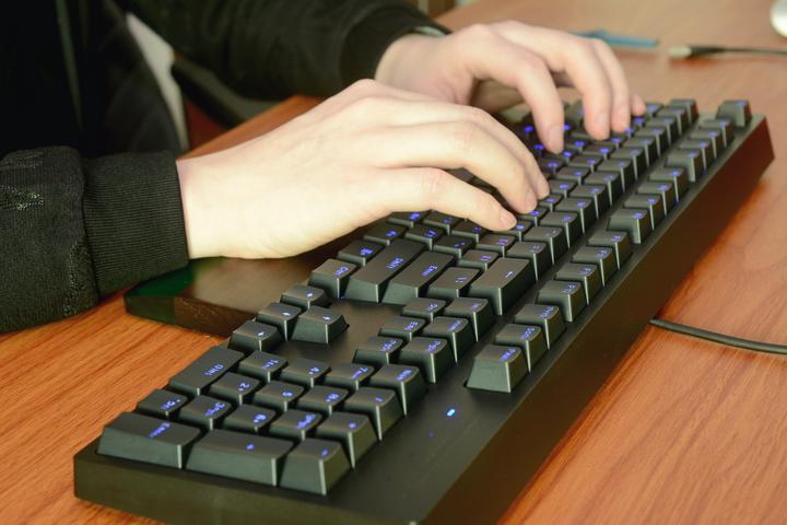 CHERRY轴键盘阵营全能SR英雄体验，雷柏V808 - 知乎