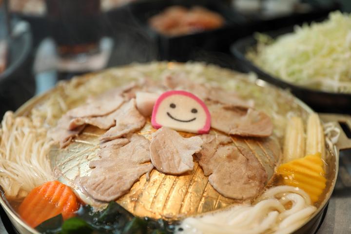 "Bar B Q Plaza是一家传奇的烤肉店，烤肉和蘸酱美味至极，令人沉浸其中，难以离开火炉前。" - 知乎
