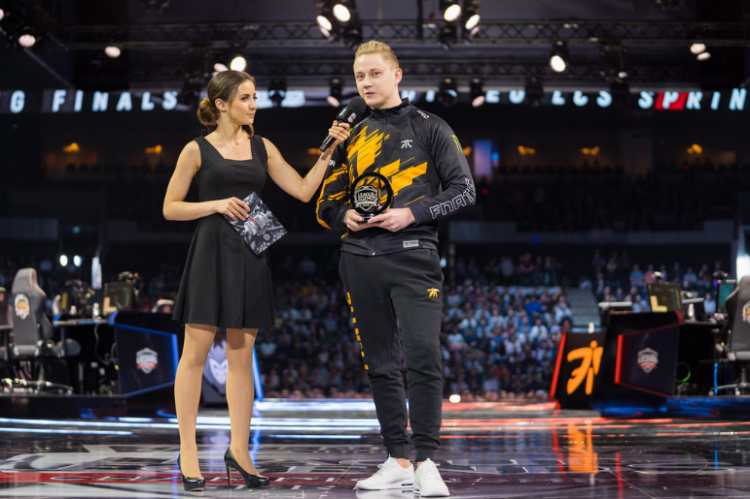 [撸圈佳人]第二期：LEC主持人Laure，为爱投身英雄联盟的法国玫瑰 - 知乎