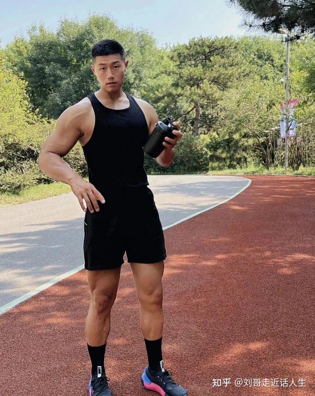 寸头黑皮飞行员小哥,脱衣后的身材太可了 知乎
