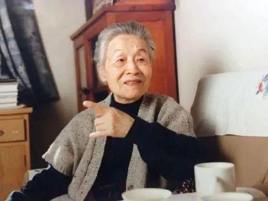 杨绛曾说过：女人一定要控制自己的欲望，不能公开的爱，一定要止步。婚外之情是个人孽缘，也是家庭劫难，发生了家庭也就毁了 知乎