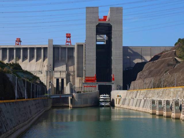 有了三峡升船机，千吨级船舶可以“坐电梯”翻大坝了 - 知乎