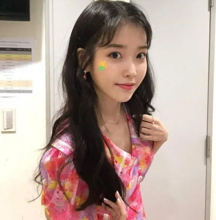 汤唯参演IU新歌MV，饰演IU女儿超惊喜，NewJeans成员Hyein伴唱 - 知乎