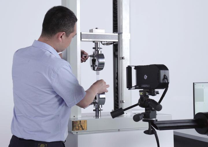 新拓三维XTDIC-VG视频引伸计用于材料拉伸模量与泊松比试验 - 知乎