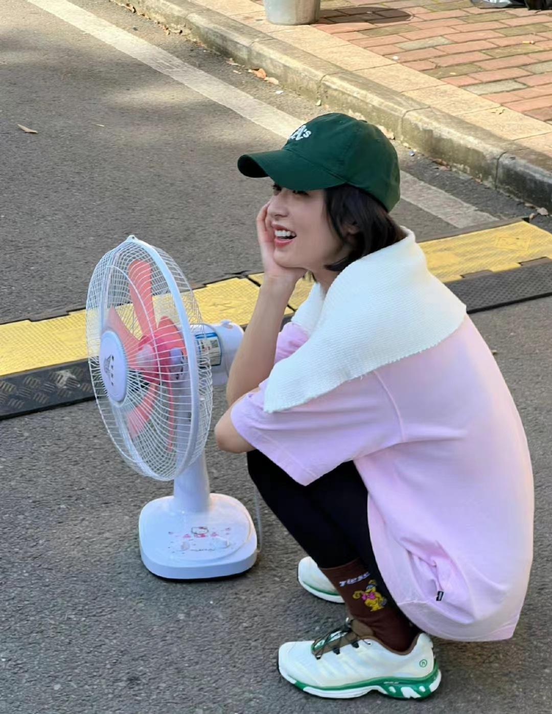 邻家姐姐周雨彤，粉色oversize T恤配黑色瑜伽裤，随性自然巨显瘦 - 知乎