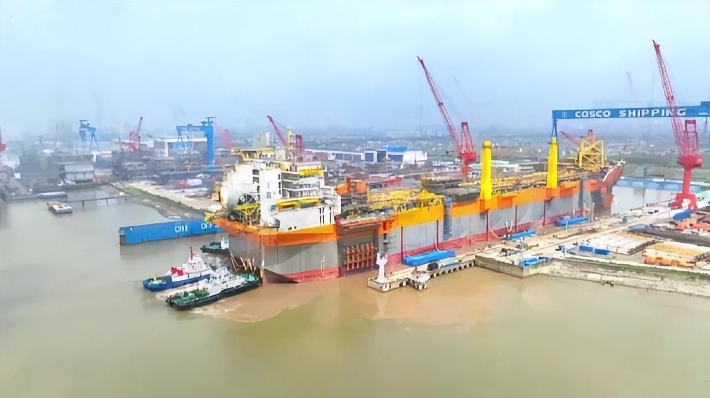 一艘船就是一座化工厂！世界最大吨位 FPSO船出坞，大如8艘辽宁舰 - 知乎