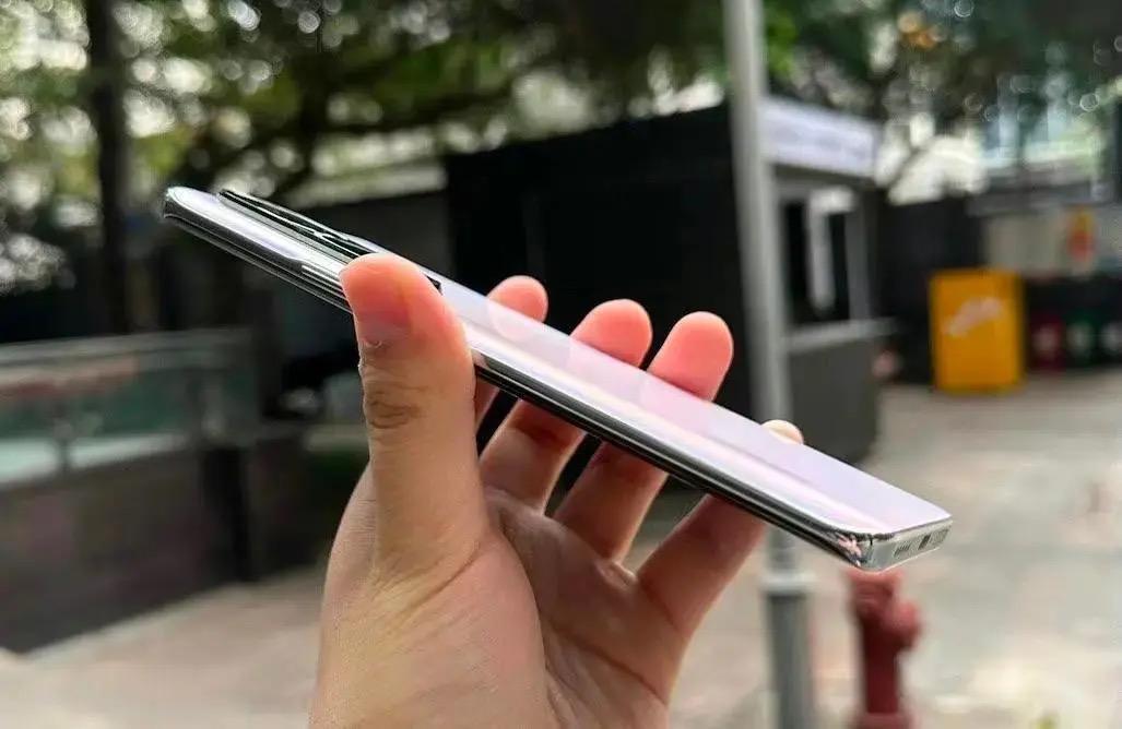 请问荣耀80pro和荣耀80GT更推荐哪一个？